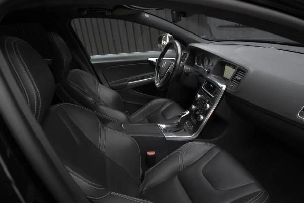 Black Volvo V60 2015 in Jelgava, with an engine capacity of 2.40 L and mileage of 255 thousand km for 9500 €, photo 8 on AUTOMOTO.COM.LV