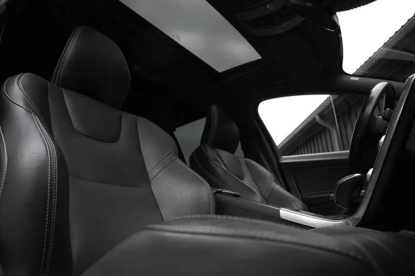 Black Volvo V60 2015 in Jelgava, with an engine capacity of 2.40 L and mileage of 255 thousand km for 9500 €, photo 9 on AUTOMOTO.COM.LV