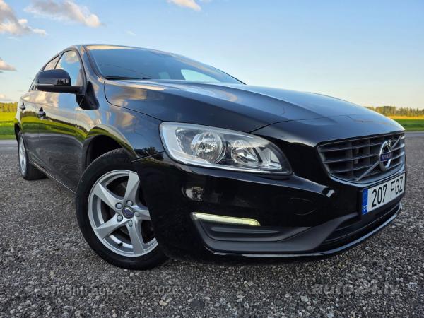 Black Volvo V60 2015 in Paide, with an engine capacity of 2.00 L and mileage of 150 thousand km for 8990 €, photo 3 on AUTOMOTO.COM.LV
