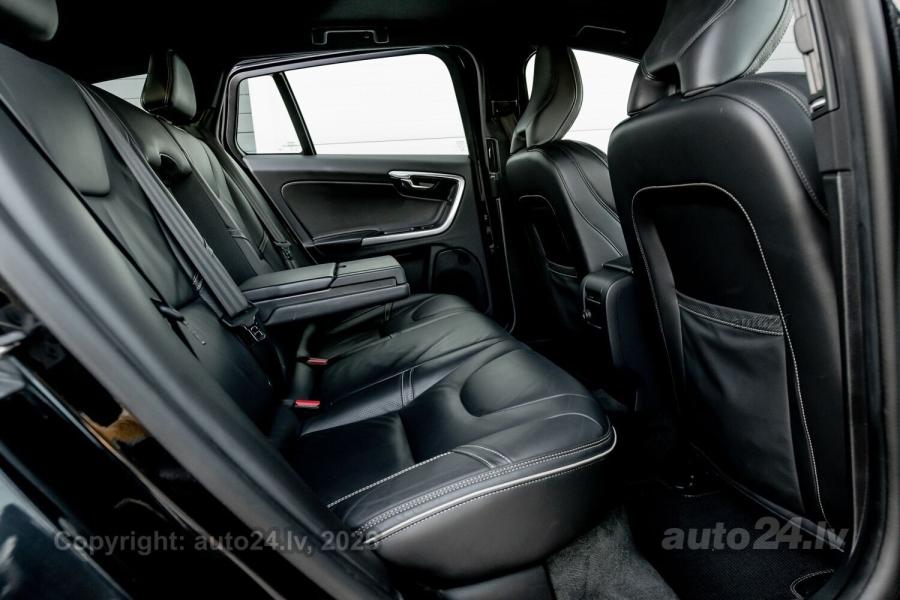 Melns Volvo V60 2015 Tallina, ar dzinēja tilpumu 2.40 L un nobraukumu 224 tūkst. km par 10650 €, foto 11 vietnē AUTOMOTO.COM.LV
