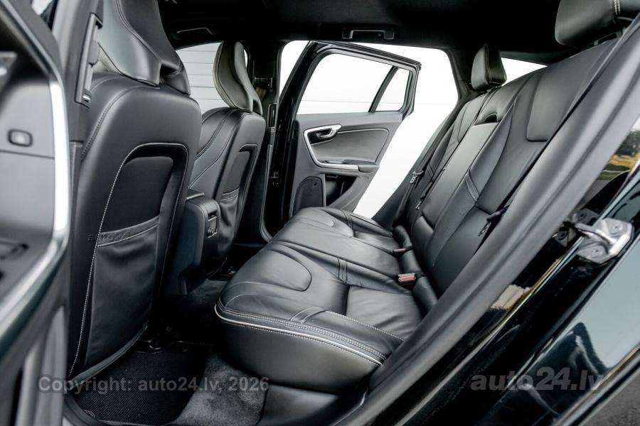 Melns Volvo V60 2015 Tallina, ar dzinēja tilpumu 2.40 L un nobraukumu 224 tūkst. km par 10650 €, foto 25 vietnē AUTOMOTO.COM.LV