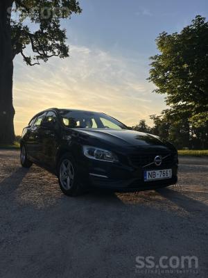 Melns Volvo V60 2015 Cēsis, ar dzinēja tilpumu 2.00 L un nobraukumu 340 tūkst. km par 7500 €, foto  vietnē AUTOMOTO.COM.LV
