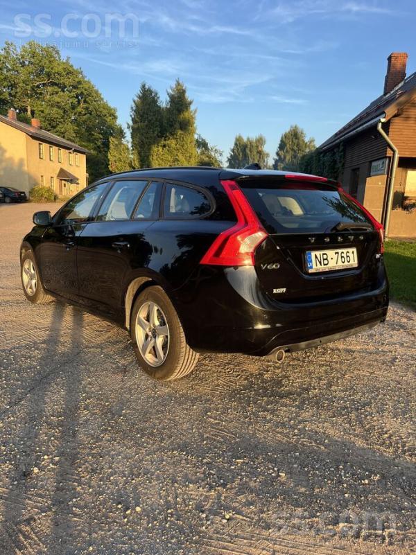 Melns Volvo V60 2015 Cēsis, ar dzinēja tilpumu 2.00 L un nobraukumu 340 tūkst. km par 7500 €, foto 3 vietnē AUTOMOTO.COM.LV