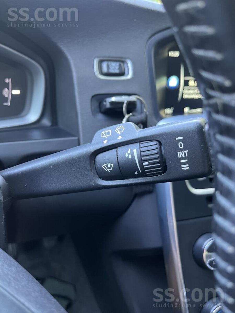 Melns Volvo V60 2015 Cēsis, ar dzinēja tilpumu 2.00 L un nobraukumu 340 tūkst. km par 7500 €, foto 9 vietnē AUTOMOTO.COM.LV