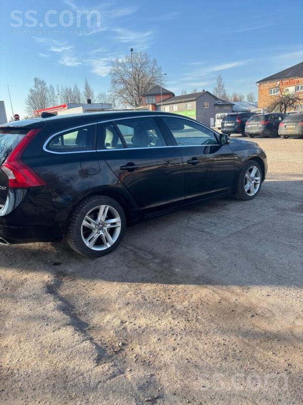 Black Volvo V60 2015 in Kuldiga, with an engine capacity of 2.40 L and mileage of 327 thousand km for 10100 €, photo 3 on AUTOMOTO.COM.LV