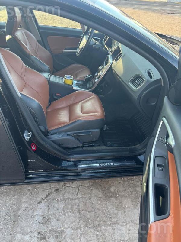 Black Volvo V60 2015 in Kuldiga, with an engine capacity of 2.40 L and mileage of 327 thousand km for 10100 €, photo 4 on AUTOMOTO.COM.LV