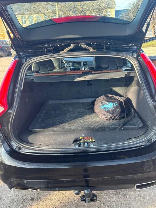 Black Volvo V60 2015 in Kuldiga, with an engine capacity of 2.40 L and mileage of 327 thousand km for 10100 €, photo 9 on AUTOMOTO.COM.LV
