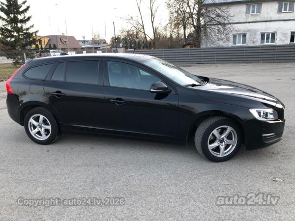 Black Volvo V60 2015 in Rakvere, with an engine capacity of 2.00 L and mileage of 189 thousand km for 8990 €, photo 4 on AUTOMOTO.COM.LV