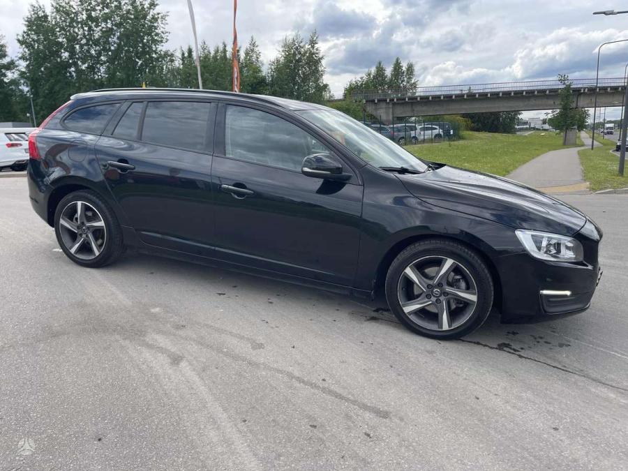 Melns Volvo V60 2015 Kauņa, ar dzinēja tilpumu 1.97 L un nobraukumu 269 tūkst. km par 6450 €, foto 4 vietnē AUTOMOTO.COM.LV