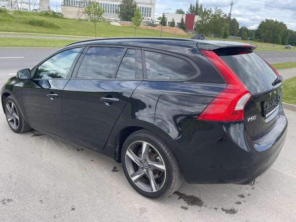 Black Volvo V60 2015 in Kaunas, with an engine capacity of 1.97 L and mileage of 269 thousand km for 6450 €, photo 10 on AUTOMOTO.COM.LV