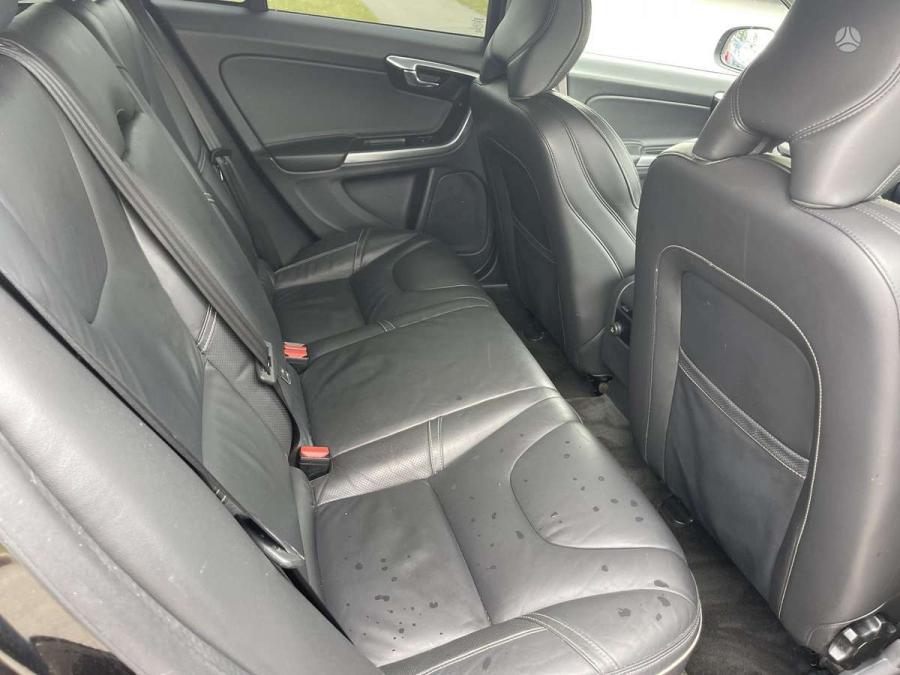Melns Volvo V60 2015 Kauņa, ar dzinēja tilpumu 1.97 L un nobraukumu 269 tūkst. km par 6450 €, foto 29 vietnē AUTOMOTO.COM.LV