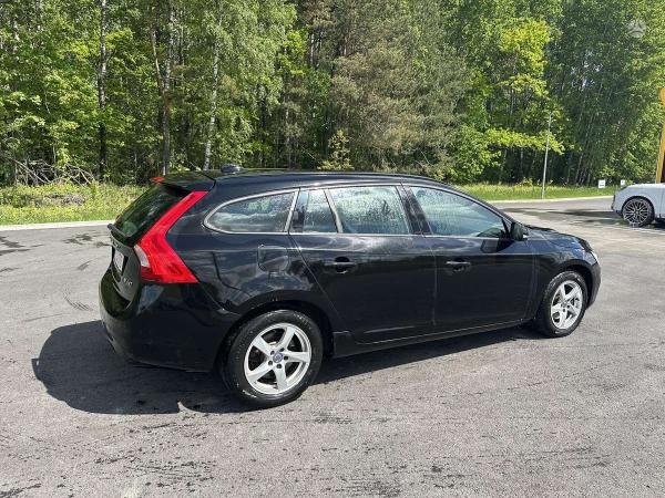 Black Volvo V60 2015 in Kaunas, with an engine capacity of 1.97 L and mileage of 257 thousand km for 5300 €, photo 2 on AUTOMOTO.COM.LV