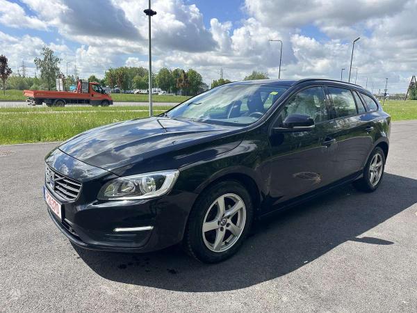 Black Volvo V60 2015 in Kaunas, with an engine capacity of 1.97 L and mileage of 257 thousand km for 5300 €, photo 4 on AUTOMOTO.COM.LV