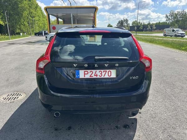 Black Volvo V60 2015 in Kaunas, with an engine capacity of 1.97 L and mileage of 257 thousand km for 5300 €, photo 6 on AUTOMOTO.COM.LV