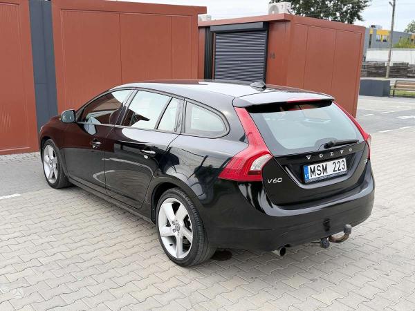Melns Volvo V60 2015 Viļņa, ar dzinēja tilpumu 1.56 L un nobraukumu 286 tūkst. km par 4400 €, foto 4 vietnē AUTOMOTO.COM.LV