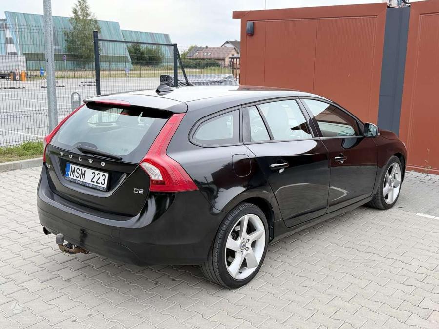 Black Volvo V60 2015 in Vilnius, with an engine capacity of 1.56 L and mileage of 286 thousand km for 4400 €, photo 7 on AUTOMOTO.COM.LV