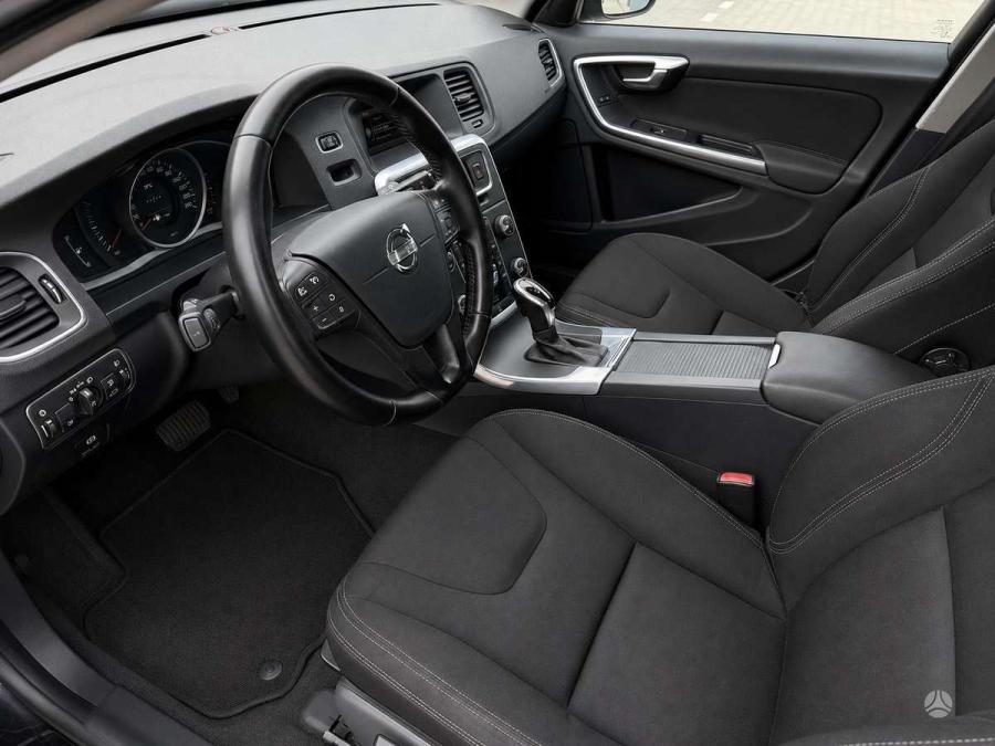 Black Volvo V60 2015 in Vilnius, with an engine capacity of 1.56 L and mileage of 286 thousand km for 4400 €, photo 9 on AUTOMOTO.COM.LV