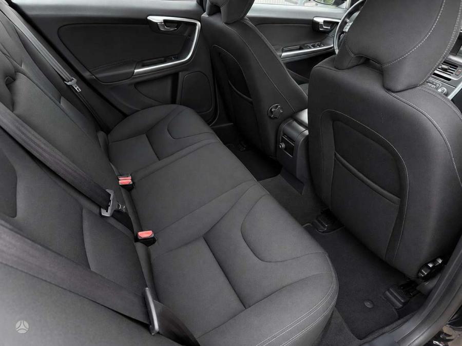 Black Volvo V60 2015 in Vilnius, with an engine capacity of 1.56 L and mileage of 286 thousand km for 4400 €, photo 11 on AUTOMOTO.COM.LV