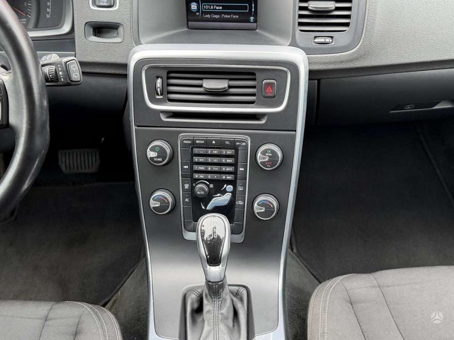 Black Volvo V60 2015 in Vilnius, with an engine capacity of 1.56 L and mileage of 286 thousand km for 4400 €, photo 14 on AUTOMOTO.COM.LV