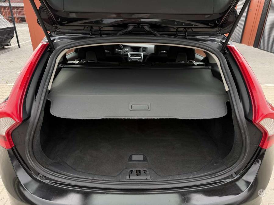 Black Volvo V60 2015 in Vilnius, with an engine capacity of 1.56 L and mileage of 286 thousand km for 4400 €, photo 16 on AUTOMOTO.COM.LV