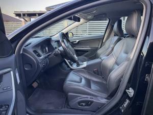 Melns Volvo V60 2015 Jelgava, ar dzinēja tilpumu 2.40 L un nobraukumu 242 tūkst. km par 8500 €, foto 10 vietnē AUTOMOTO.COM.LV