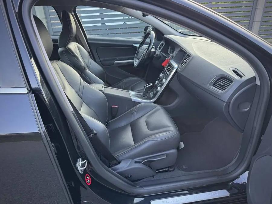 Melns Volvo V60 2015 Jelgava, ar dzinēja tilpumu 2.40 L un nobraukumu 242 tūkst. km par 8500 €, foto 11 vietnē AUTOMOTO.COM.LV
