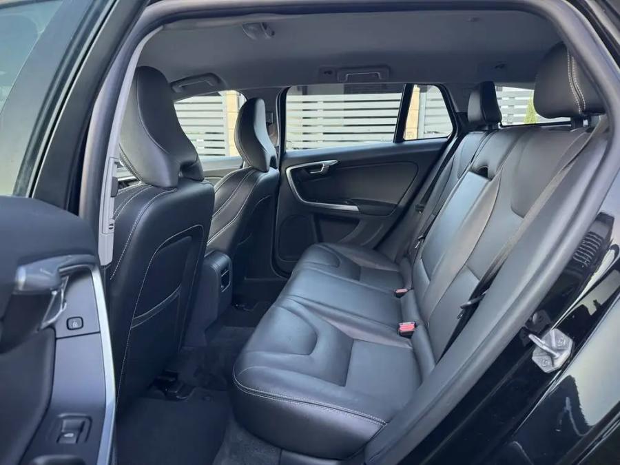 Melns Volvo V60 2015 Jelgava, ar dzinēja tilpumu 2.40 L un nobraukumu 242 tūkst. km par 8500 €, foto 13 vietnē AUTOMOTO.COM.LV