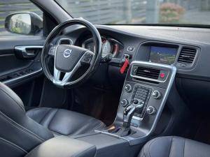 Melns Volvo V60 2015 Jelgava, ar dzinēja tilpumu 2.40 L un nobraukumu 242 tūkst. km par 8500 €, foto 15 vietnē AUTOMOTO.COM.LV