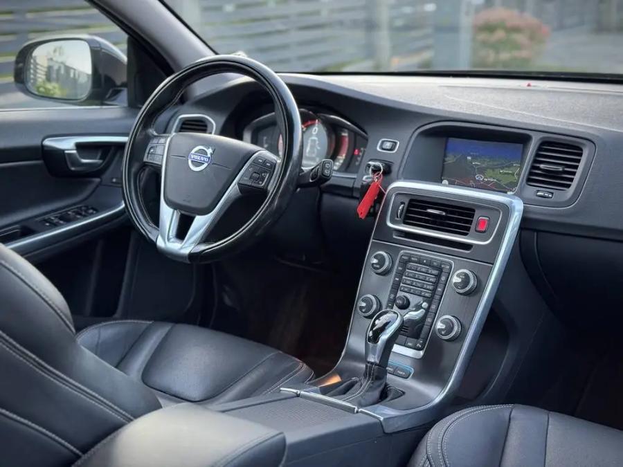Melns Volvo V60 2015 Jelgava, ar dzinēja tilpumu 2.40 L un nobraukumu 242 tūkst. km par 8500 €, foto 15 vietnē AUTOMOTO.COM.LV