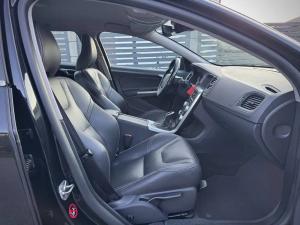 Melns Volvo V60 2015 Jelgava, ar dzinēja tilpumu 2.40 L un nobraukumu 242 tūkst. km par 8500 €, foto 14 vietnē AUTOMOTO.COM.LV