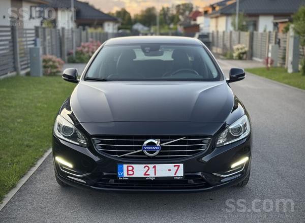 Melns Volvo V60 2015 Jelgava, ar dzinēja tilpumu 2.40 L un nobraukumu 242 tūkst. km par 8500 €, foto 5 vietnē AUTOMOTO.COM.LV