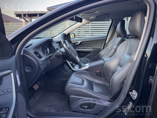 Melns Volvo V60 2015 Jelgava, ar dzinēja tilpumu 2.40 L un nobraukumu 242 tūkst. km par 8500 €, foto 10 vietnē AUTOMOTO.COM.LV