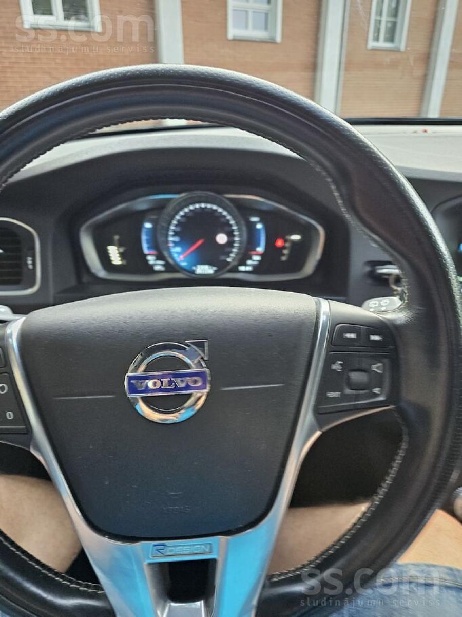 Black Volvo V60 2015 in Riga, with an engine capacity of 2.40 L and mileage of 293 thousand km for 10000 €, photo 3 on AUTOMOTO.COM.LV