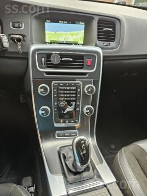 Black Volvo V60 2015 in Riga, with an engine capacity of 2.40 L and mileage of 293 thousand km for 10000 €, photo 4 on AUTOMOTO.COM.LV