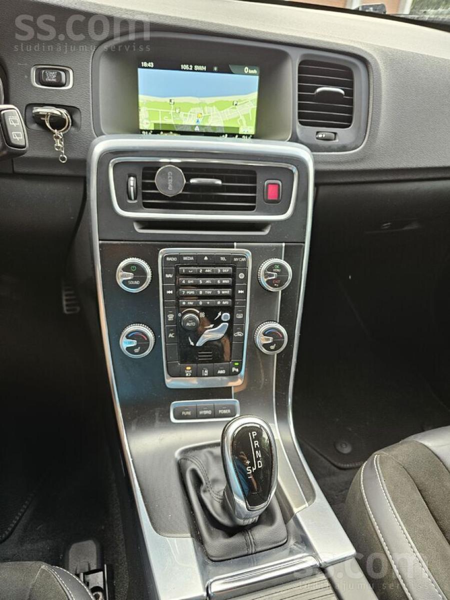Black Volvo V60 2015 in Riga, with an engine capacity of 2.40 L and mileage of 293 thousand km for 10000 €, photo 4 on AUTOMOTO.COM.LV