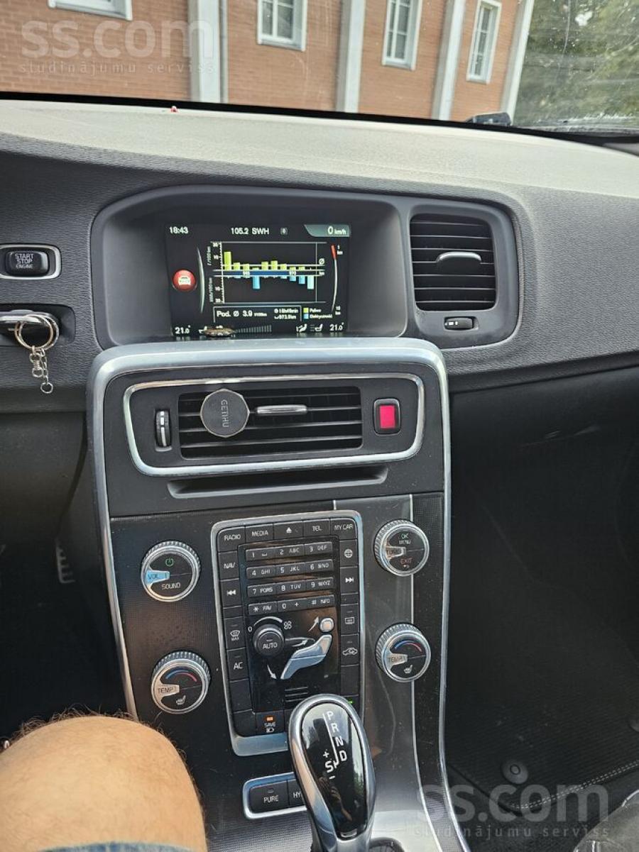Black Volvo V60 2015 in Riga, with an engine capacity of 2.40 L and mileage of 293 thousand km for 10000 €, photo 6 on AUTOMOTO.COM.LV