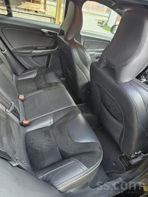 Black Volvo V60 2015 in Riga, with an engine capacity of 2.40 L and mileage of 293 thousand km for 10000 €, photo 7 on AUTOMOTO.COM.LV
