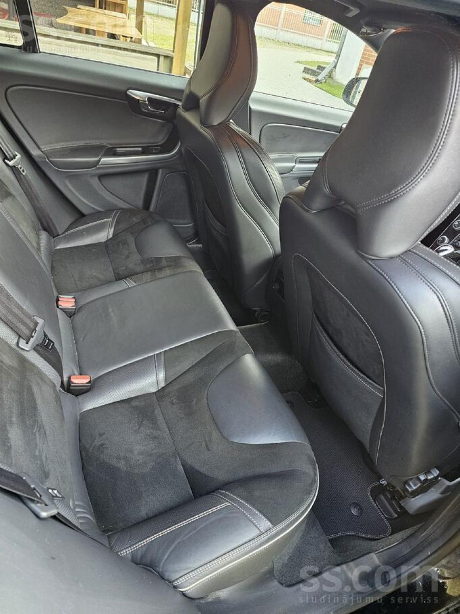 Black Volvo V60 2015 in Riga, with an engine capacity of 2.40 L and mileage of 293 thousand km for 10000 €, photo 7 on AUTOMOTO.COM.LV