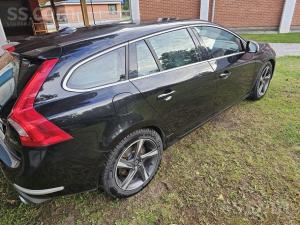 Black Volvo V60 2015 in Riga, with an engine capacity of 2.40 L and mileage of 293 thousand km for 10000 €, photo 8 on AUTOMOTO.COM.LV
