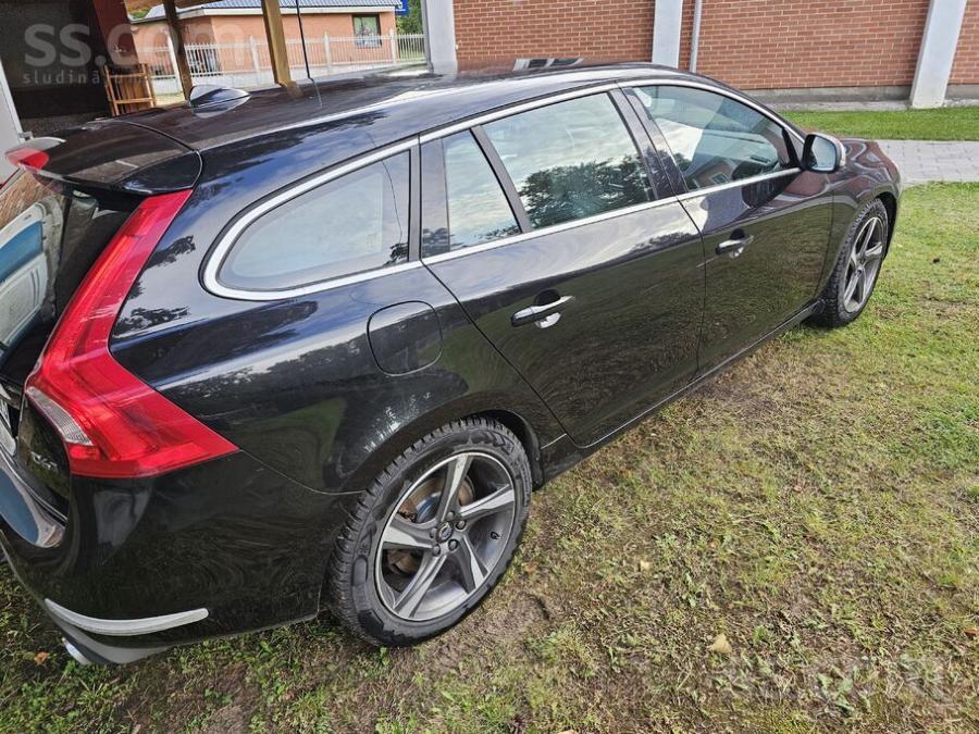 Black Volvo V60 2015 in Riga, with an engine capacity of 2.40 L and mileage of 293 thousand km for 10000 €, photo 8 on AUTOMOTO.COM.LV