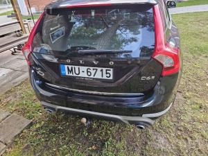 Black Volvo V60 2015 in Riga, with an engine capacity of 2.40 L and mileage of 293 thousand km for 10000 €, photo 9 on AUTOMOTO.COM.LV