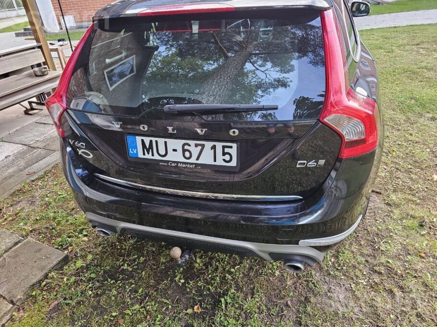 Black Volvo V60 2015 in Riga, with an engine capacity of 2.40 L and mileage of 293 thousand km for 10000 €, photo 9 on AUTOMOTO.COM.LV