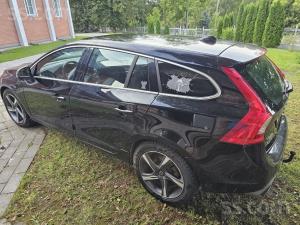 Black Volvo V60 2015 in Riga, with an engine capacity of 2.40 L and mileage of 293 thousand km for 10000 €, photo 11 on AUTOMOTO.COM.LV