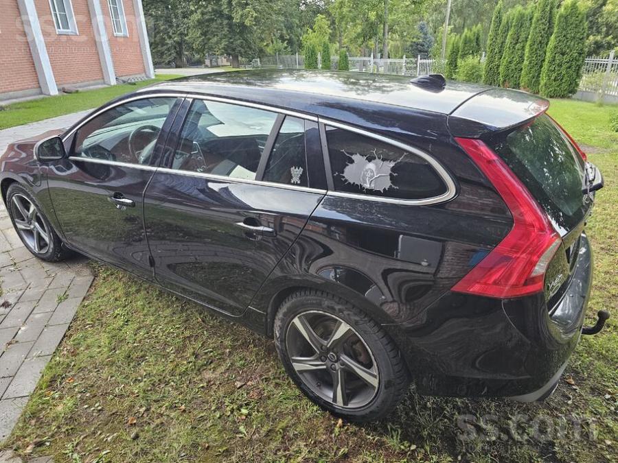 Black Volvo V60 2015 in Riga, with an engine capacity of 2.40 L and mileage of 293 thousand km for 10000 €, photo 11 on AUTOMOTO.COM.LV