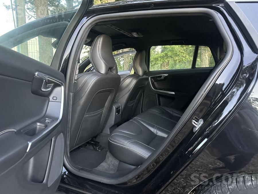 Melns Volvo V60 2015 Cēsis, ar dzinēja tilpumu 2.40 L un nobraukumu 0 tūkst. km par 9300 €, foto 11 vietnē AUTOMOTO.COM.LV