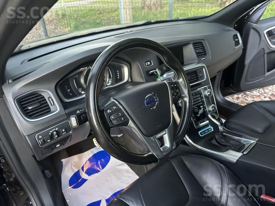 Melns Volvo V60 2015 Cēsis, ar dzinēja tilpumu 2.40 L un nobraukumu 0 tūkst. km par 9300 €, foto 15 vietnē AUTOMOTO.COM.LV