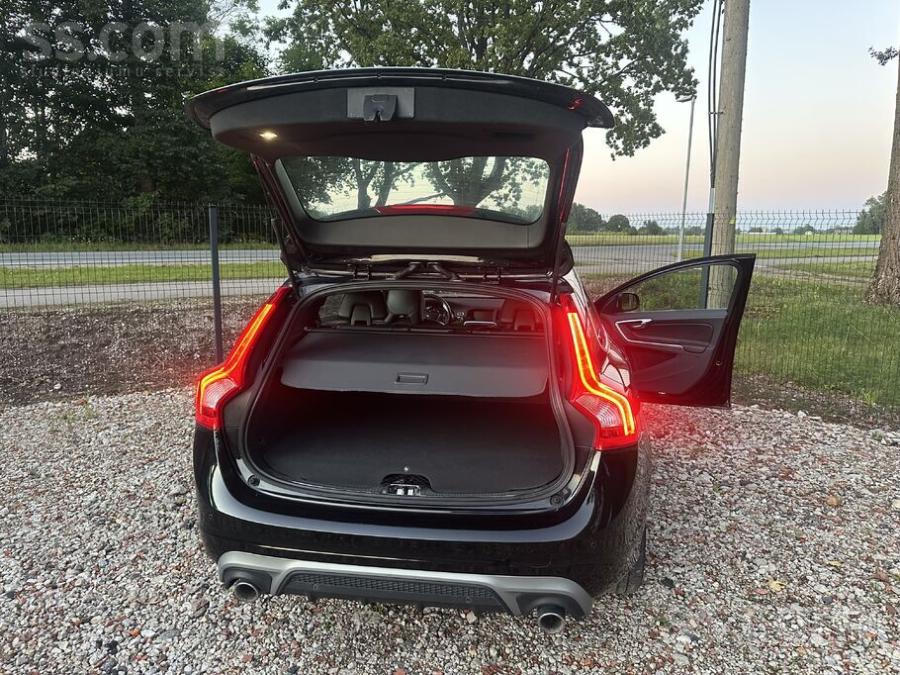 Melns Volvo V60 2015 Cēsis, ar dzinēja tilpumu 2.40 L un nobraukumu 0 tūkst. km par 9300 €, foto 24 vietnē AUTOMOTO.COM.LV