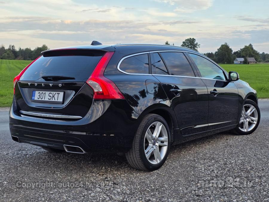 Melns Volvo V60 2015 Paide, ar dzinēja tilpumu 2.40 L un nobraukumu 252 tūkst. km par 9990 €, foto 4 vietnē AUTOMOTO.COM.LV