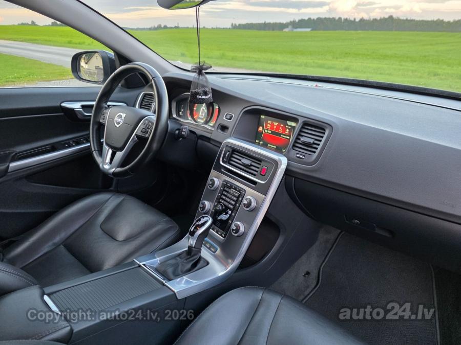 Melns Volvo V60 2015 Paide, ar dzinēja tilpumu 2.40 L un nobraukumu 252 tūkst. km par 9990 €, foto 18 vietnē AUTOMOTO.COM.LV