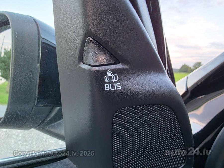 Melns Volvo V60 2015 Paide, ar dzinēja tilpumu 2.40 L un nobraukumu 252 tūkst. km par 9990 €, foto 24 vietnē AUTOMOTO.COM.LV